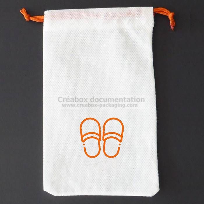 Pouch adapted to the shape of the bottle, with visible collar or not